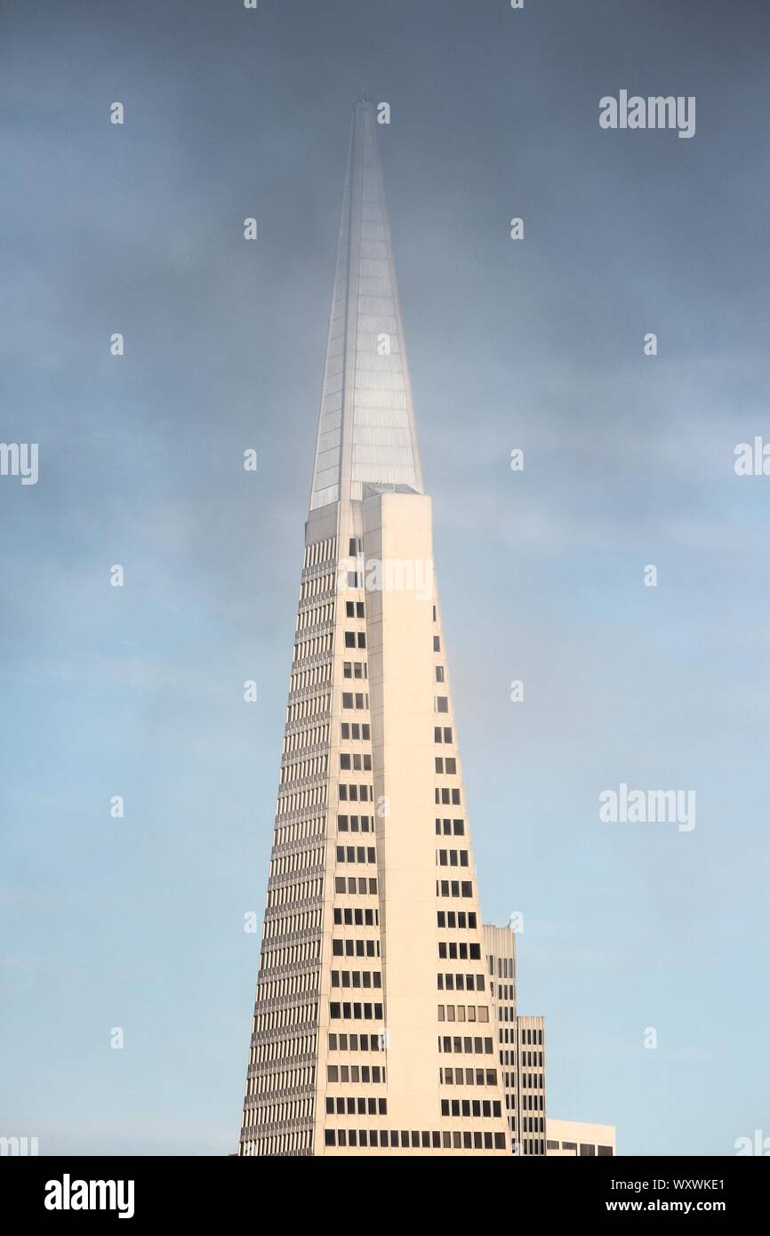 SAN FRANCISCO, USA - APRIL 9, 2014: Transamerica Pyramid skyscraper in ...