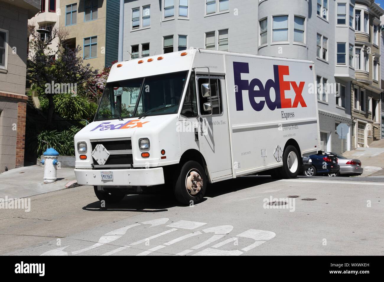 Fedex delivery service van hi-res stock photography and images - Alamy