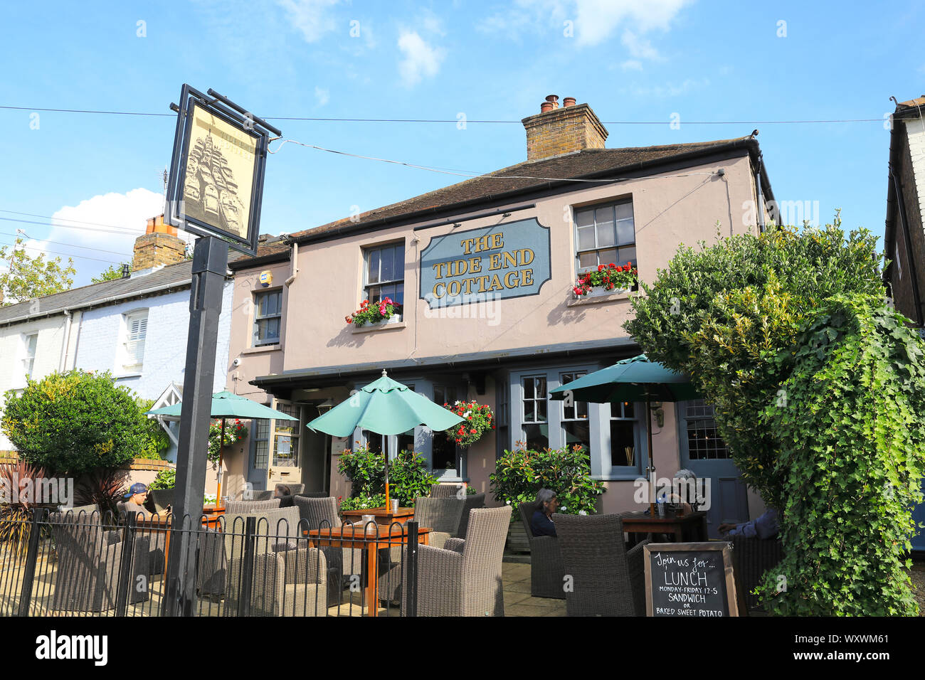 Traditional British Pub High Resolution Stock Photography and Images ...