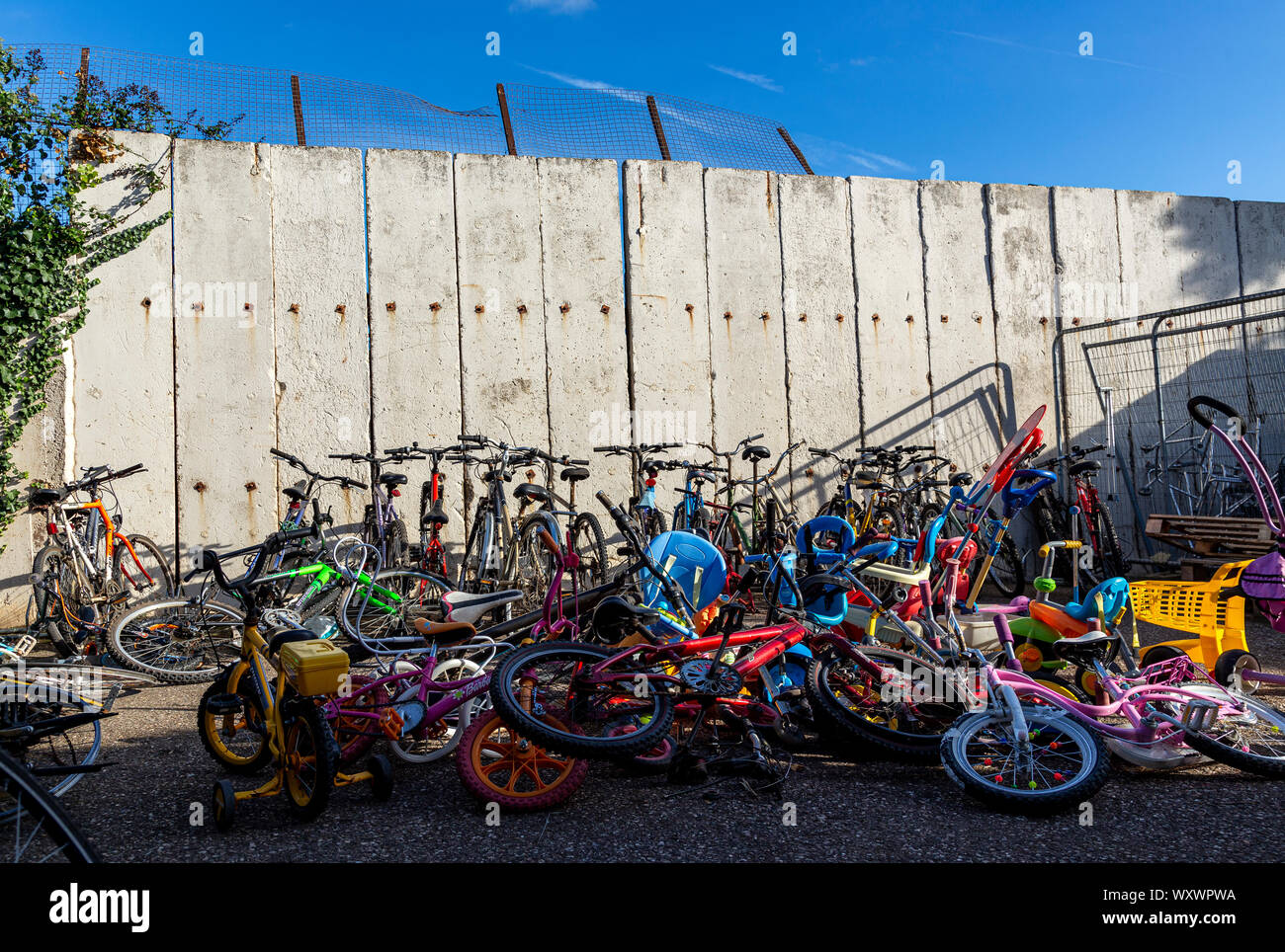 Pile of bicycles at scrapyard hi-res stock photography and images - Alamy