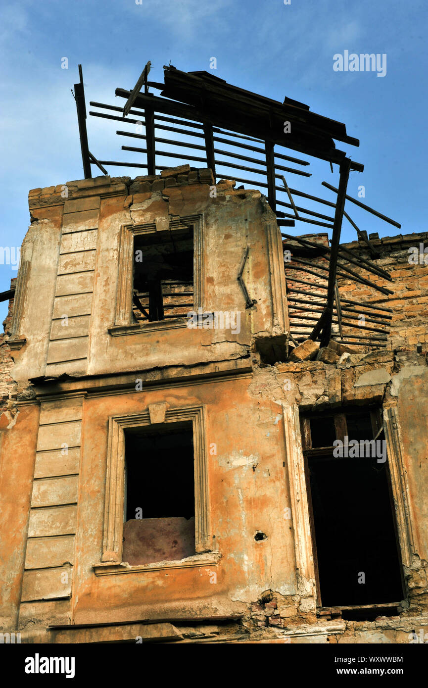 Earthquake disaster. Old destroyed house Stock Photo - Alamy