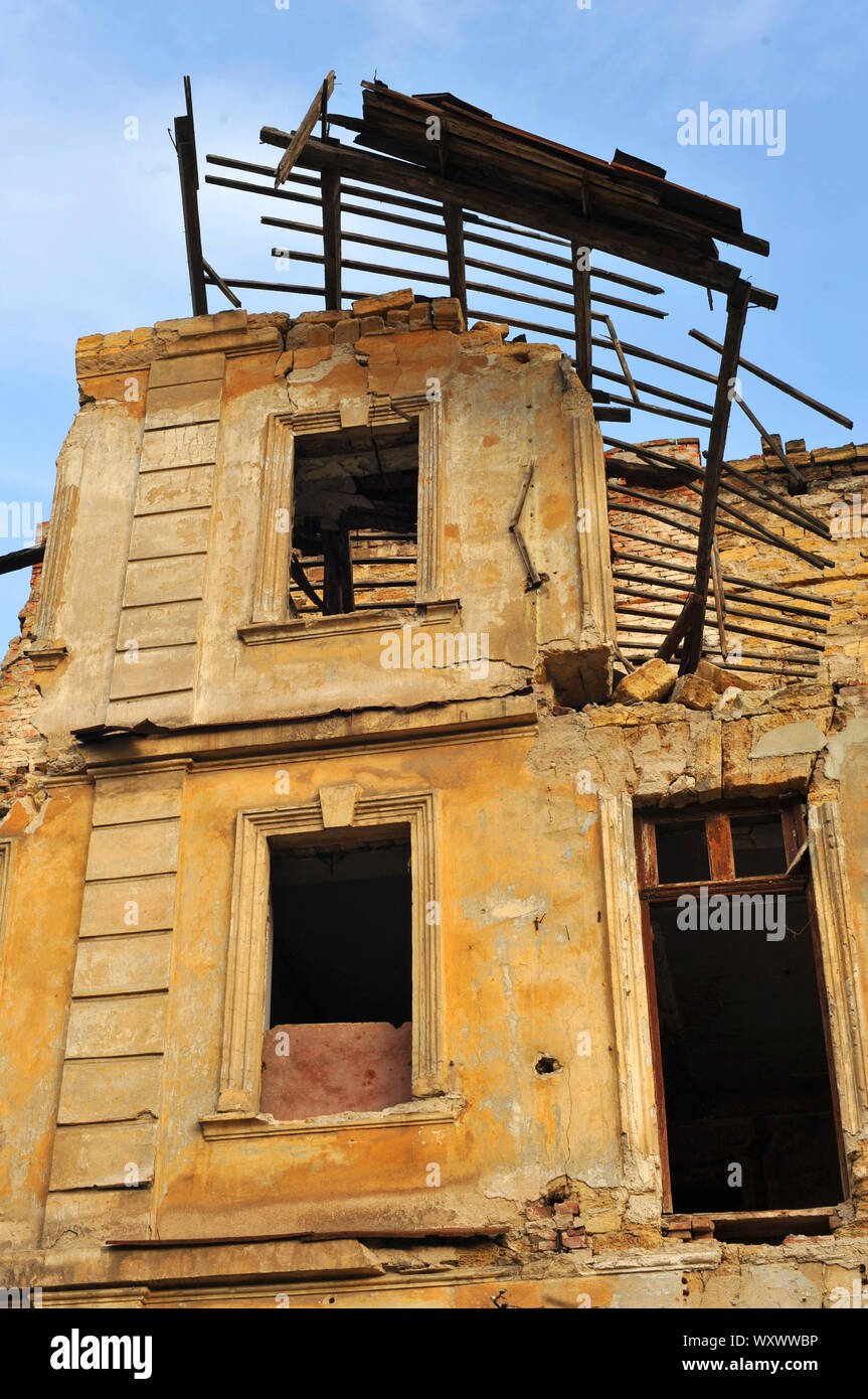 Earthquake disaster. Old destroyed house Stock Photo - Alamy