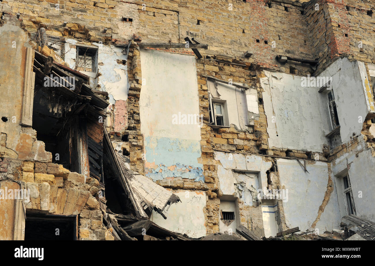 Earthquake disaster. Old destroyed house Stock Photo - Alamy