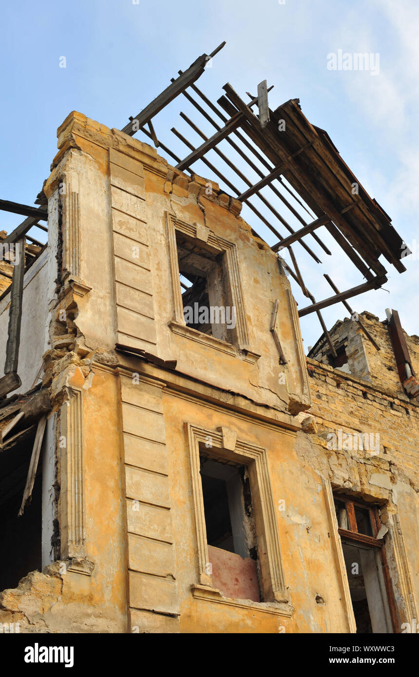 Earthquake disaster. Old destroyed house Stock Photo - Alamy
