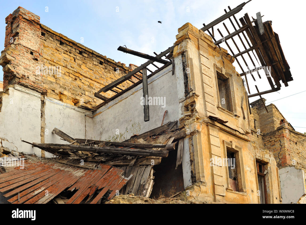 Earthquake disaster. Old destroyed house Stock Photo - Alamy
