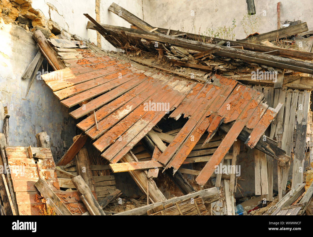 Earthquake disaster. Old destroyed house Stock Photo - Alamy