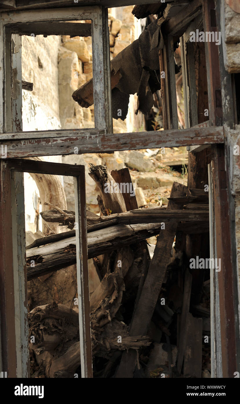 Earthquake disaster. Old destroyed house Stock Photo - Alamy