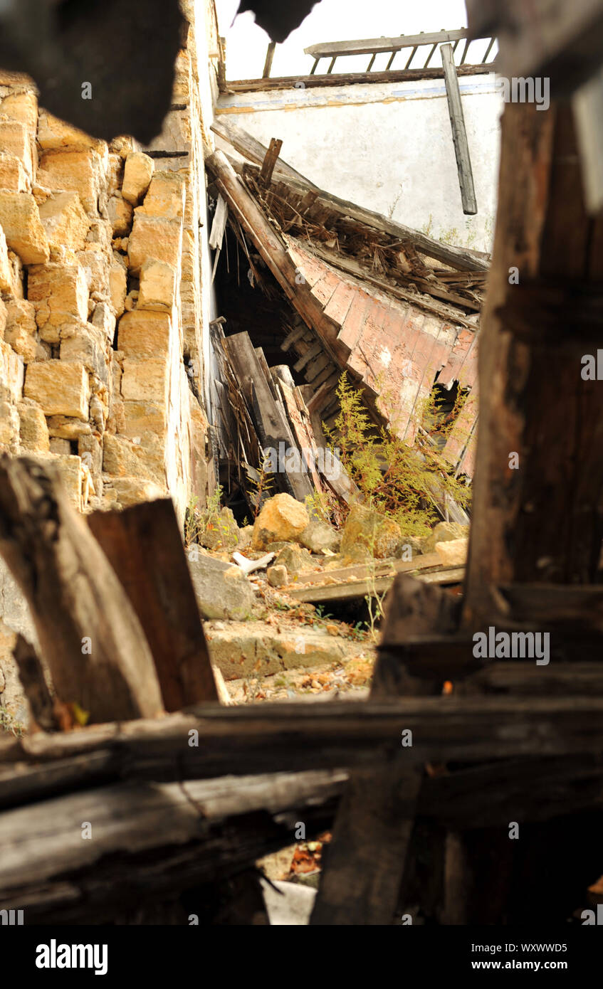House destroyed by earthquake hi-res stock photography and images - Alamy