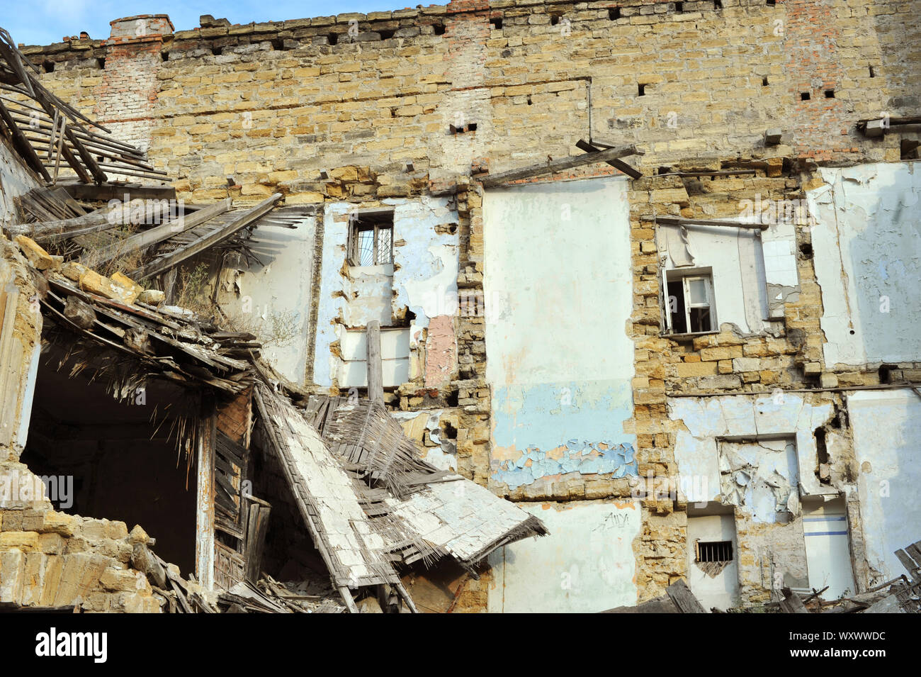 Earthquake disaster. Old destroyed house Stock Photo - Alamy