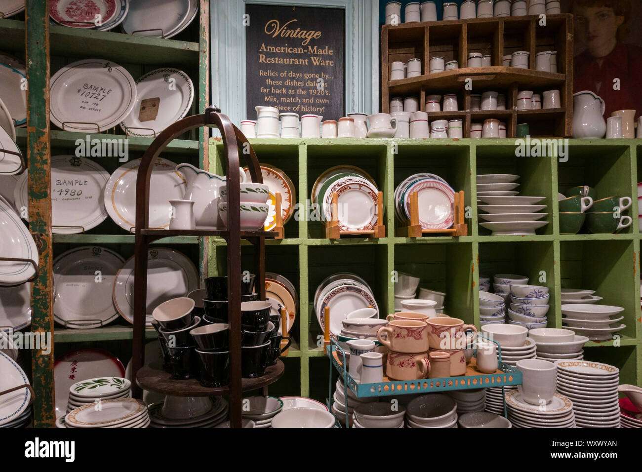 Vintage home goods hi-res stock photography and images - Alamy