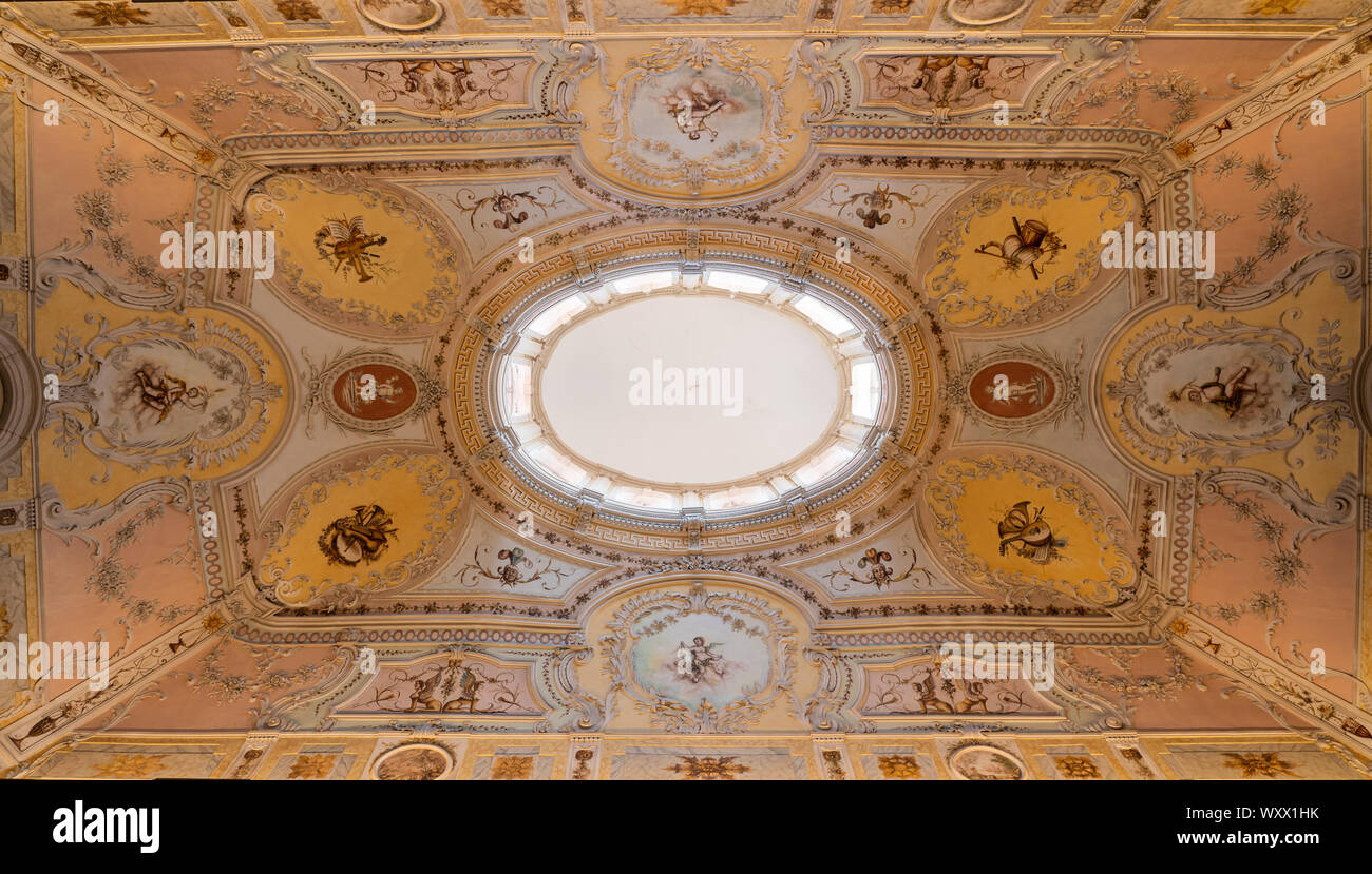 Palace ceiling hi-res stock photography and images - Alamy