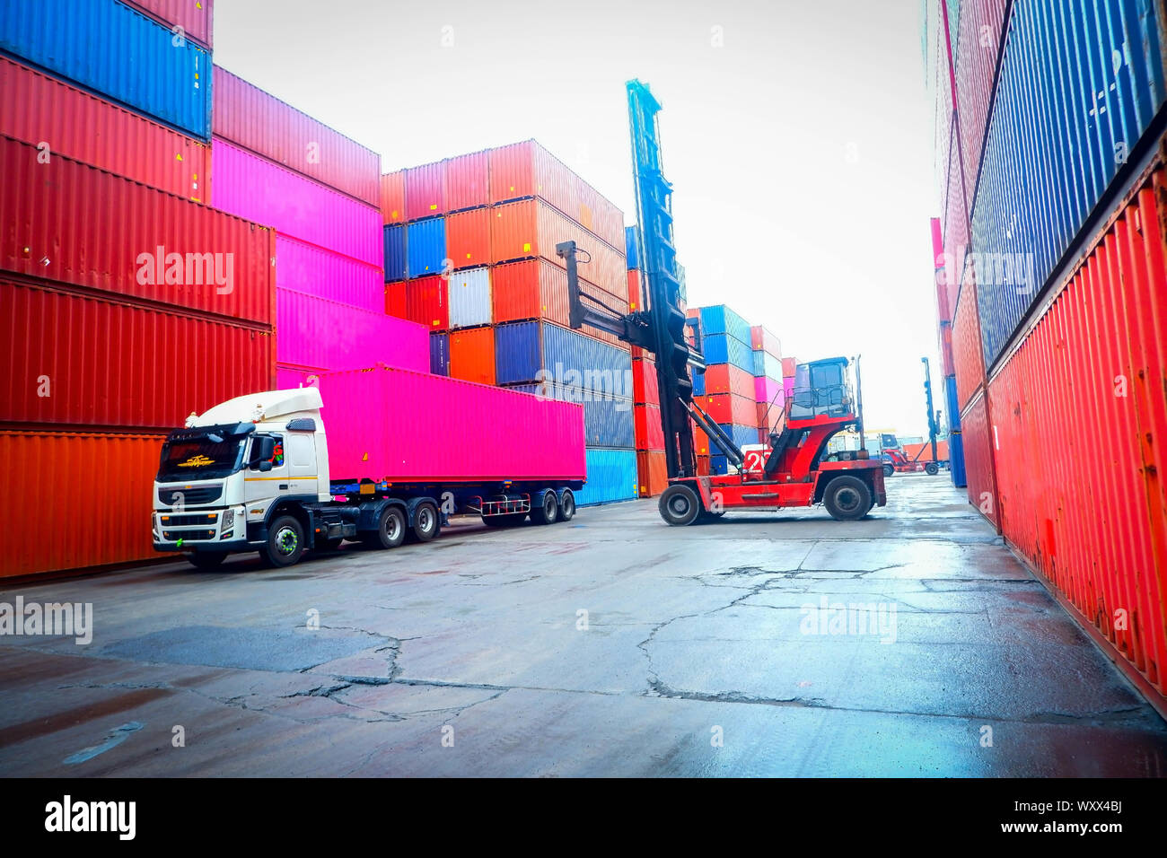 Terminal stockpile maritime containers hi-res stock photography and ...