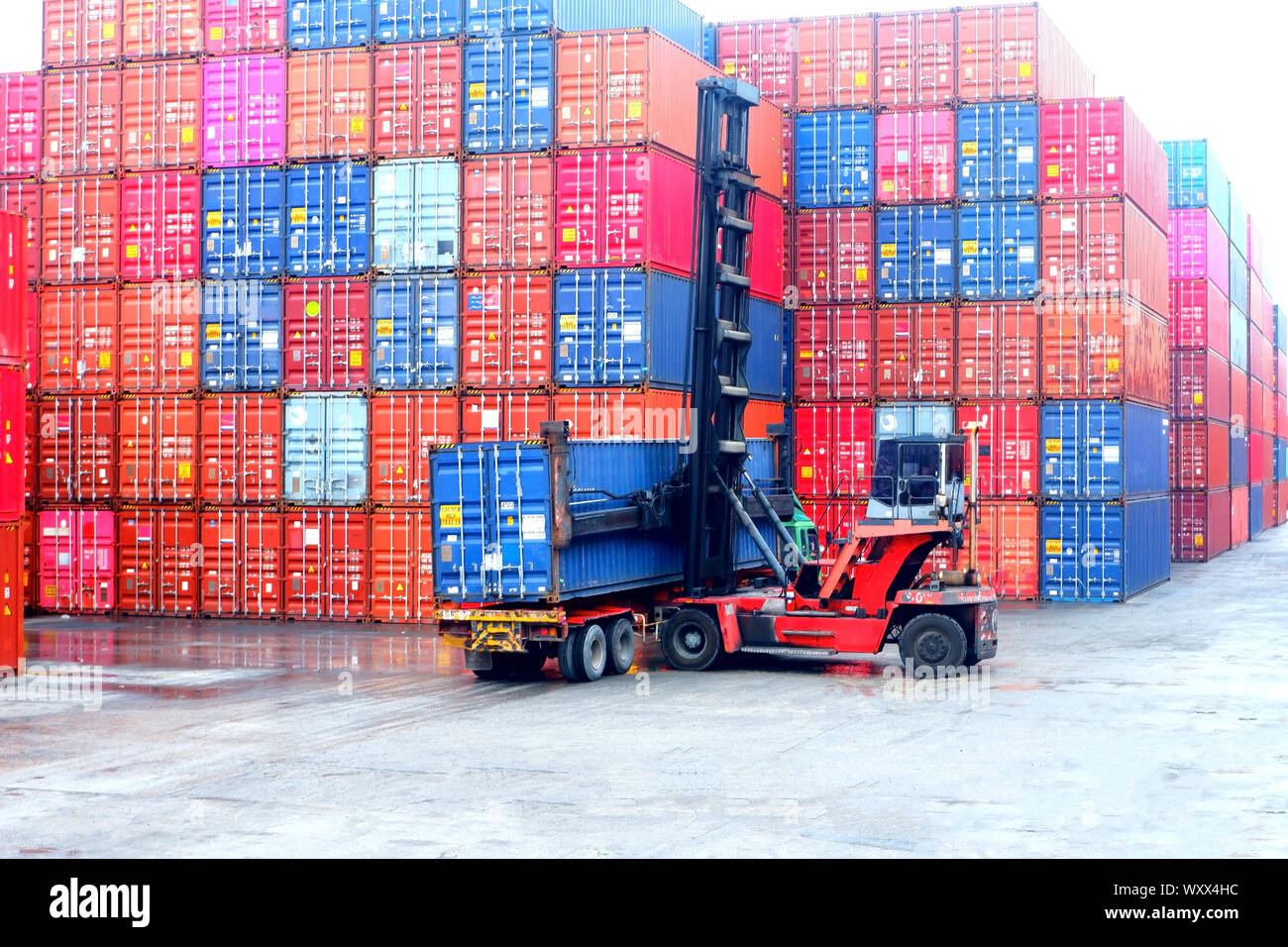Shipment handlers hi-res stock photography and images - Alamy