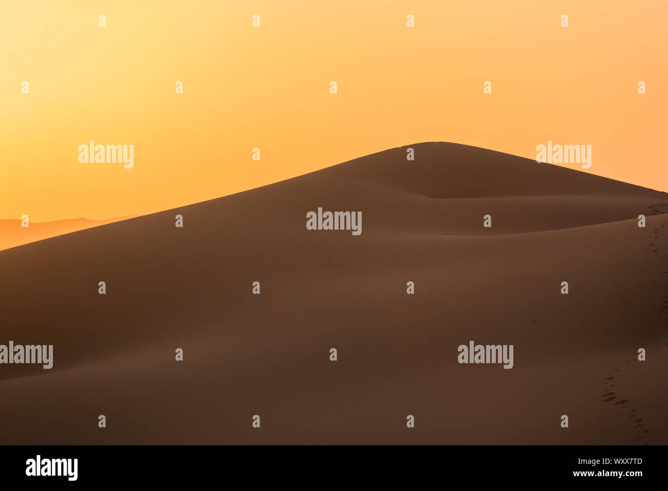 Beautiful sunset over the sand dunes in the Sahara desert, Morocco ...