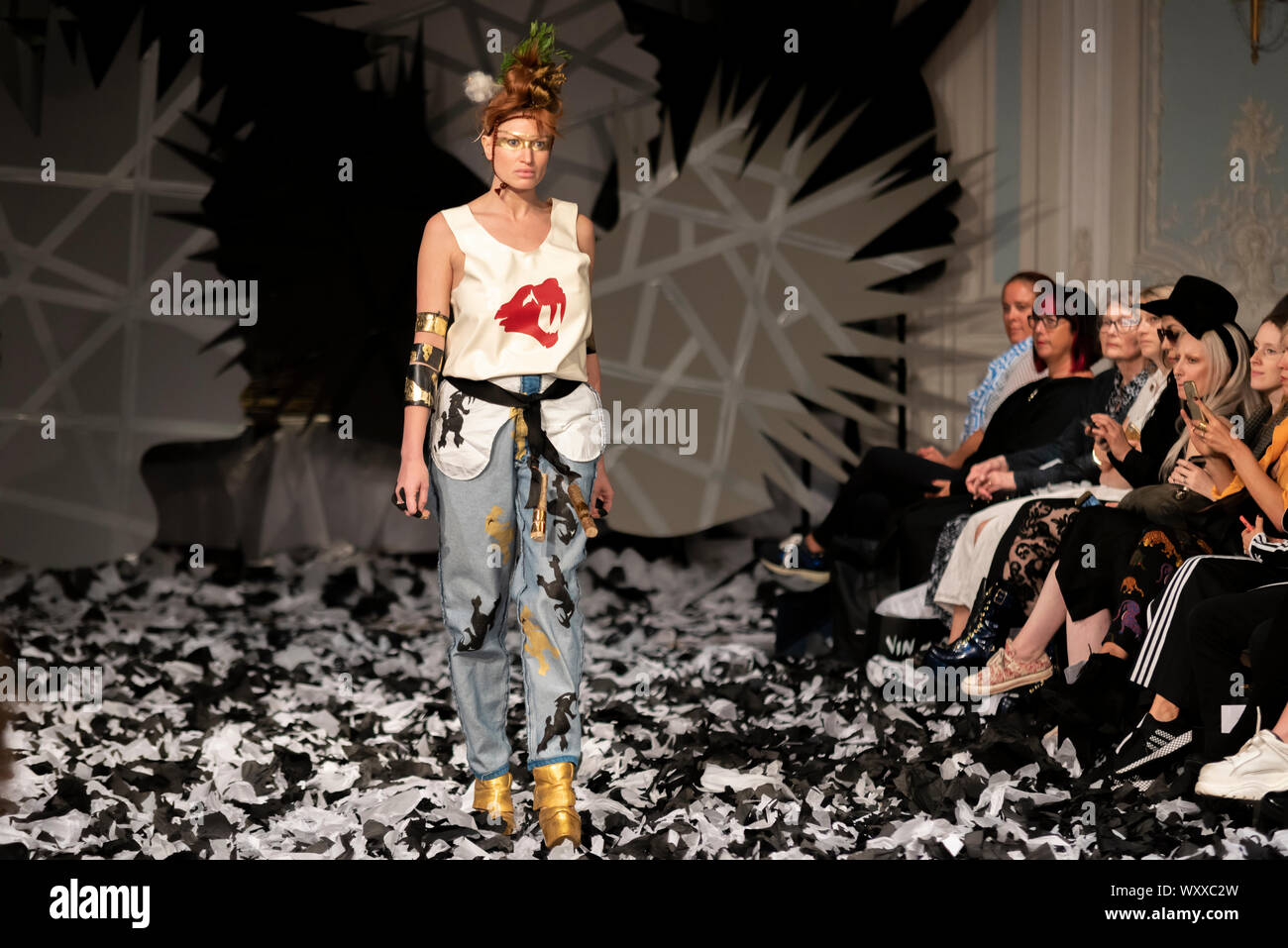 Savoy london cat hi-res stock photography and images - Alamy