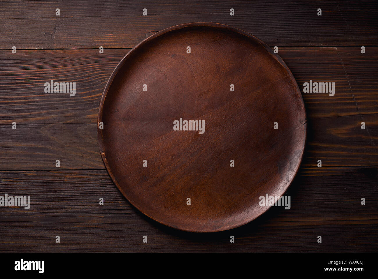 Empty wooden plate hi-res stock photography and images - Alamy