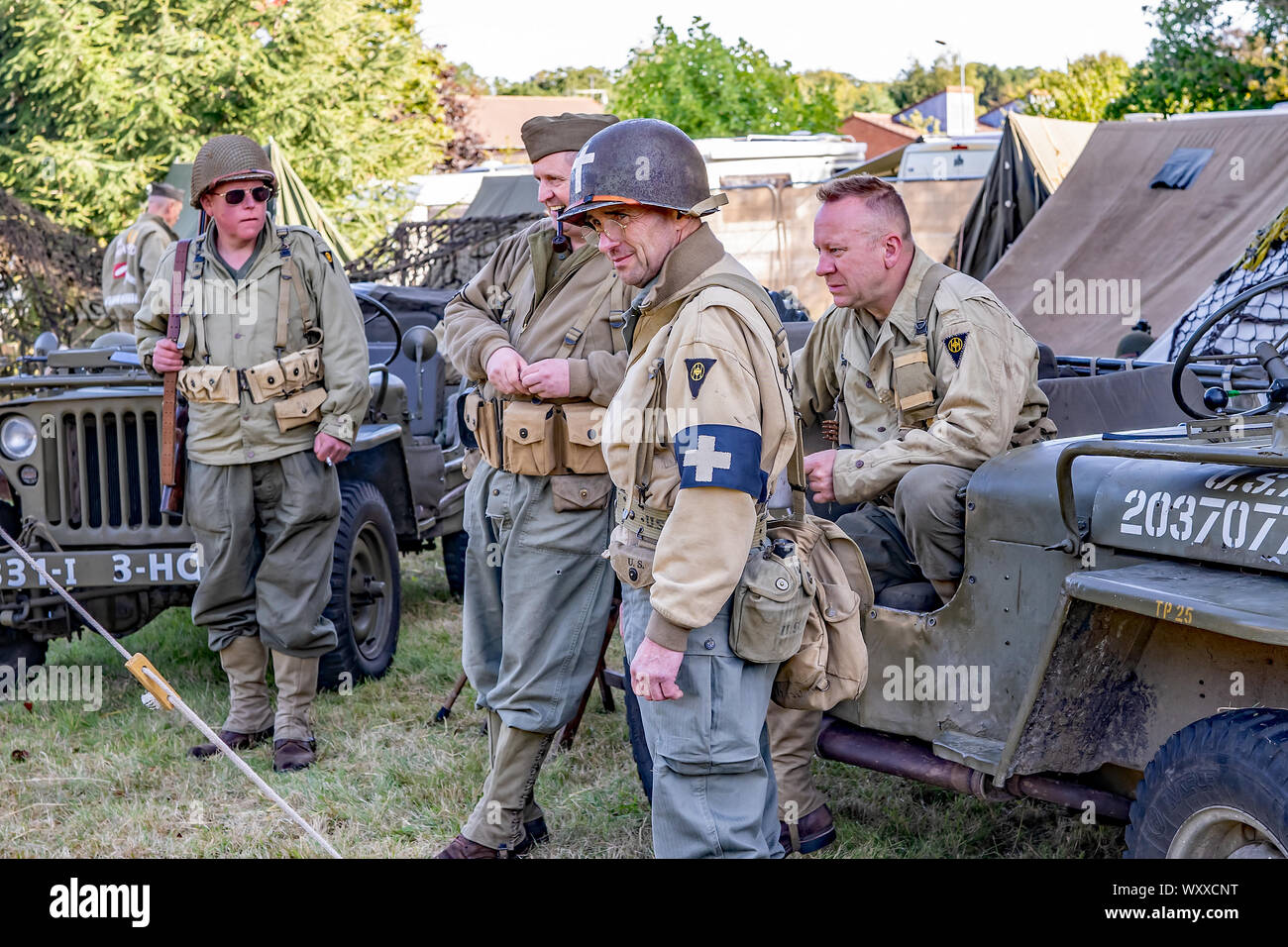 Men dressed in 1940s army uniforms hi-res stock photography and images ...
