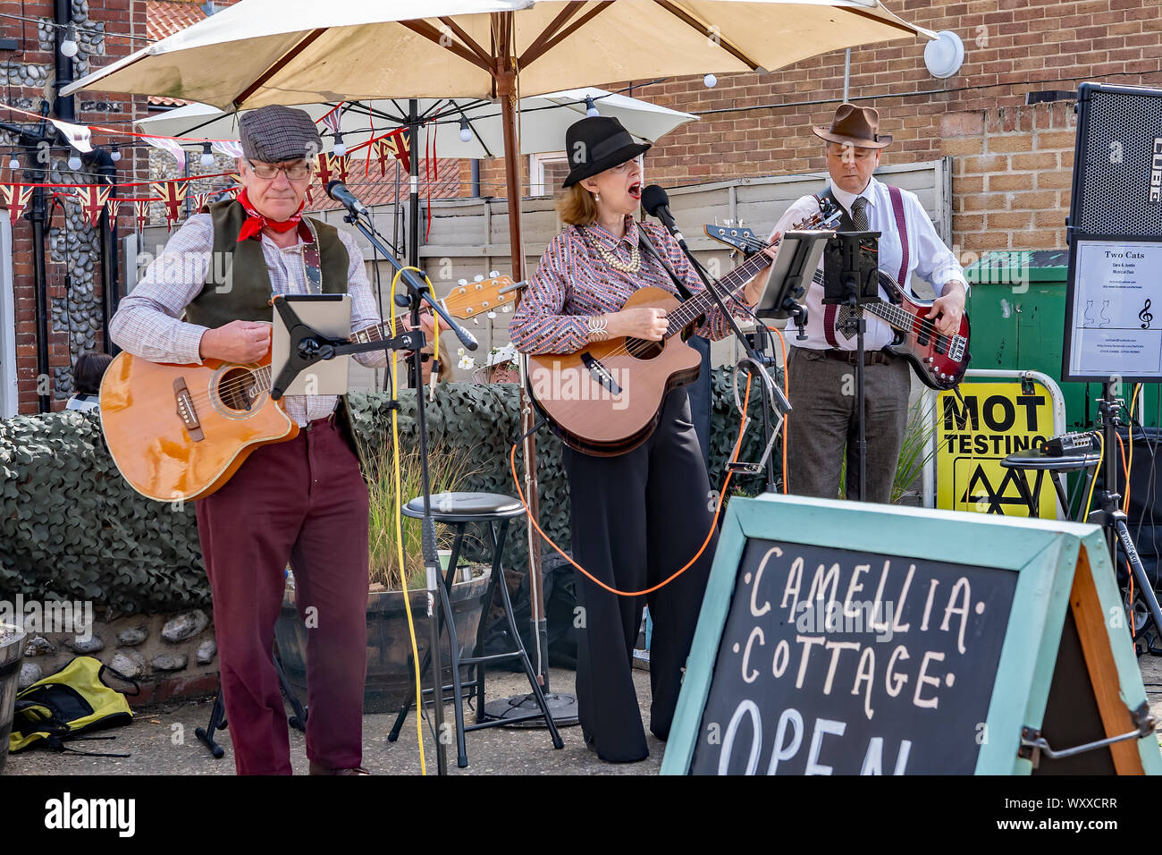 1940s singing trio hi-res stock photography and images - Alamy