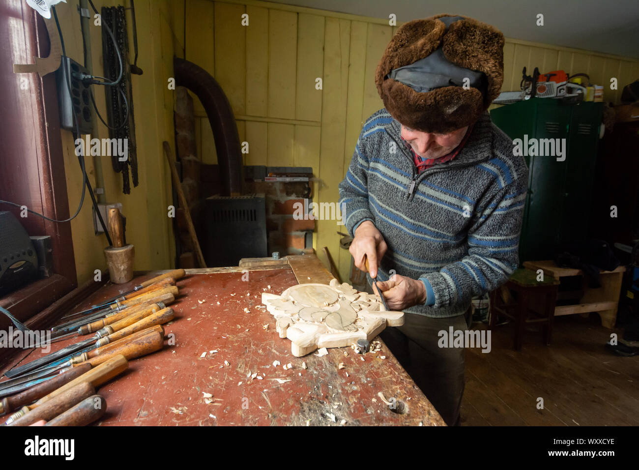 Man carving wood in Bucovina, Romania Stock Photo - Alamy