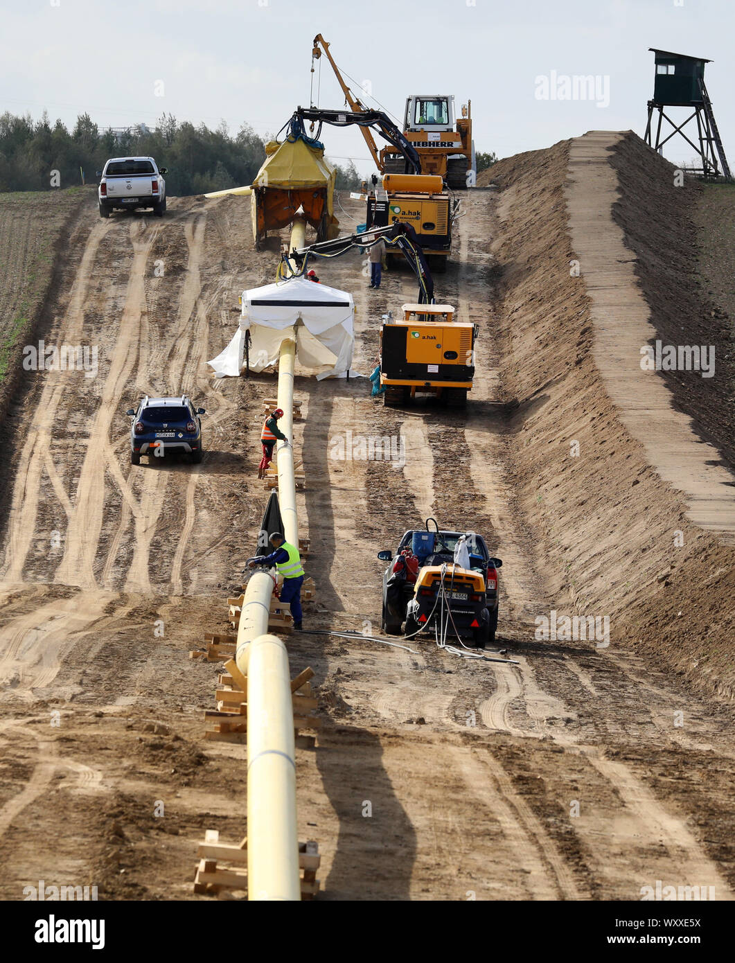 Pipeline string hi-res stock photography and images - Alamy