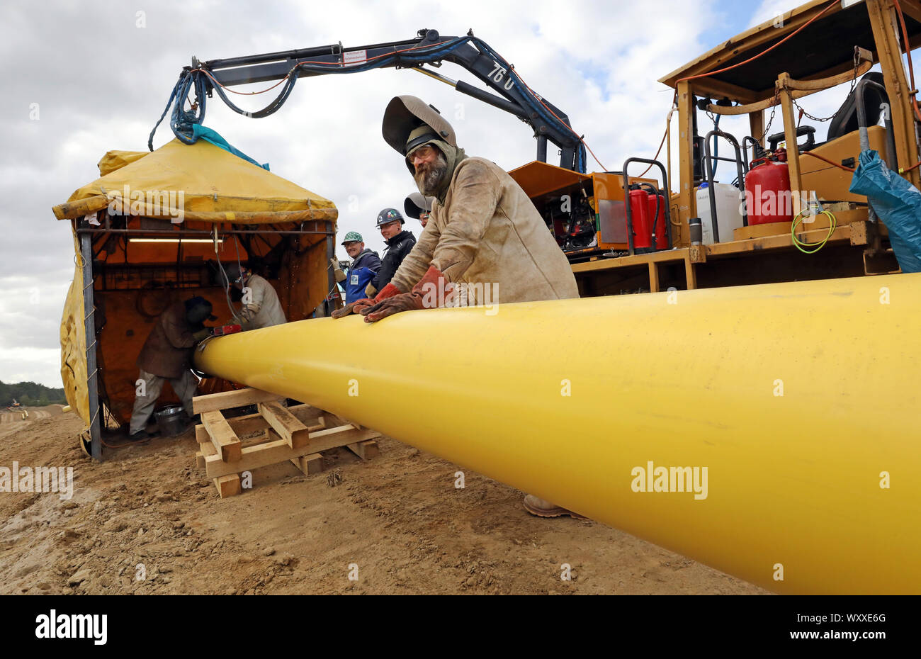 Pipeline string hi-res stock photography and images - Alamy