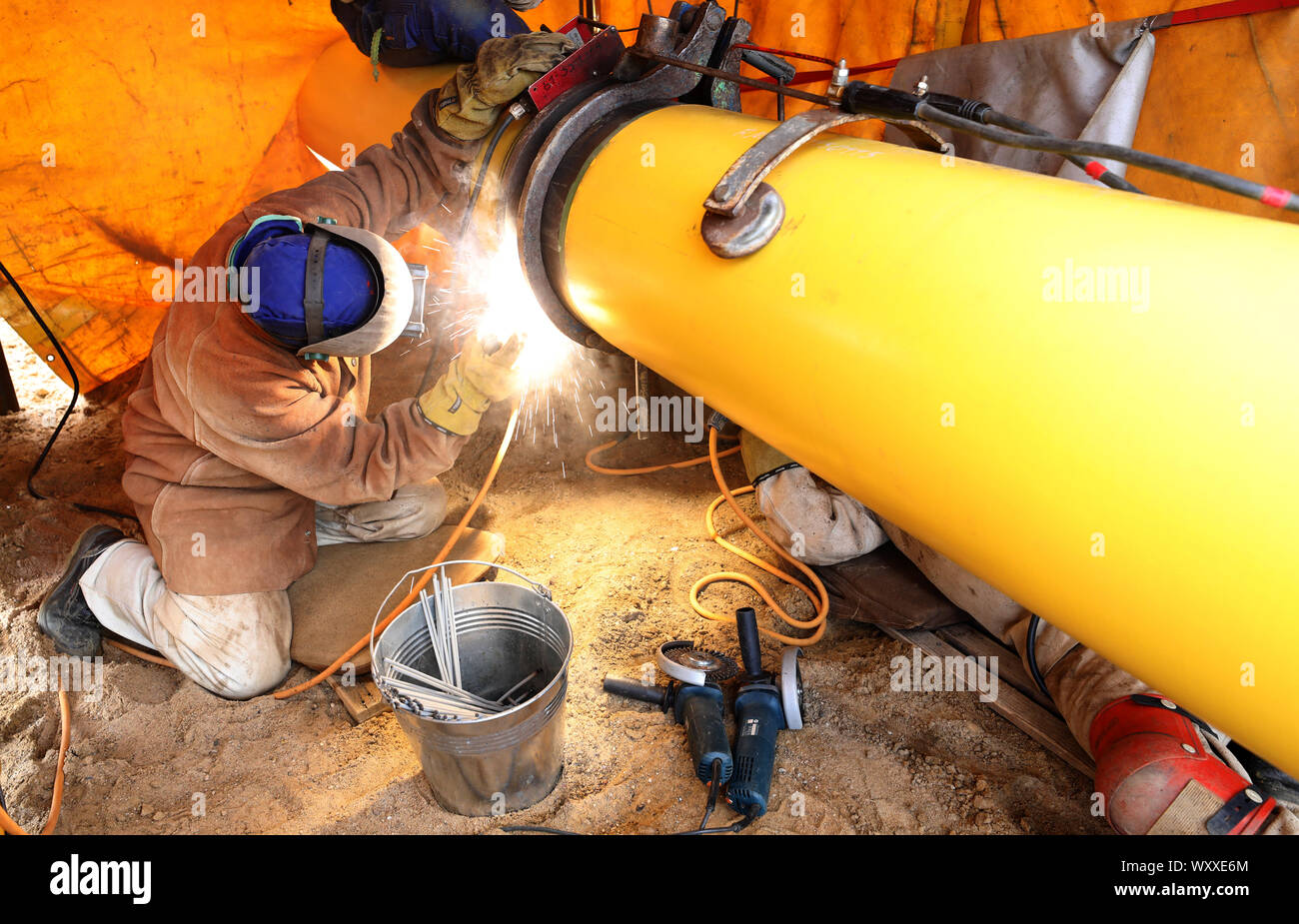 Pipeline string hi-res stock photography and images - Alamy