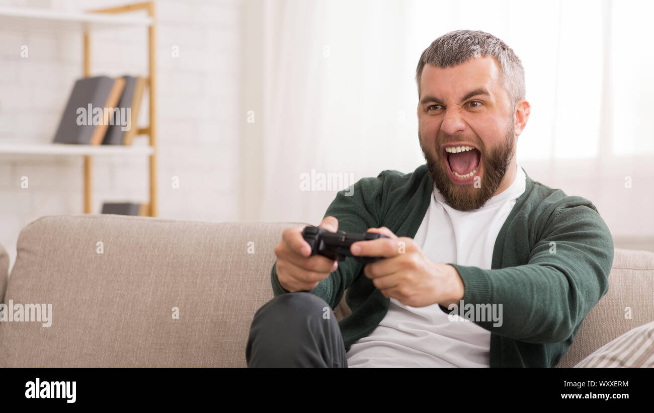 Man home video games hi-res stock photography and images - Alamy