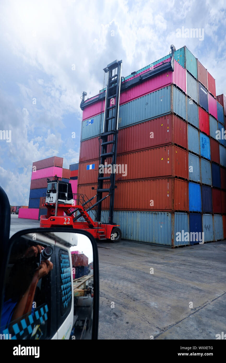 Empty container stacker hi-res stock photography and images - Alamy