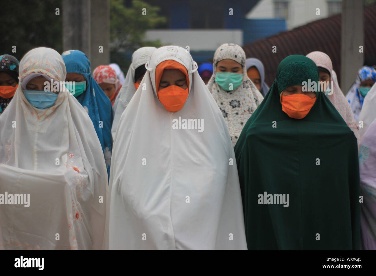 Muslims praying in rain hi-res stock photography and images - Alamy