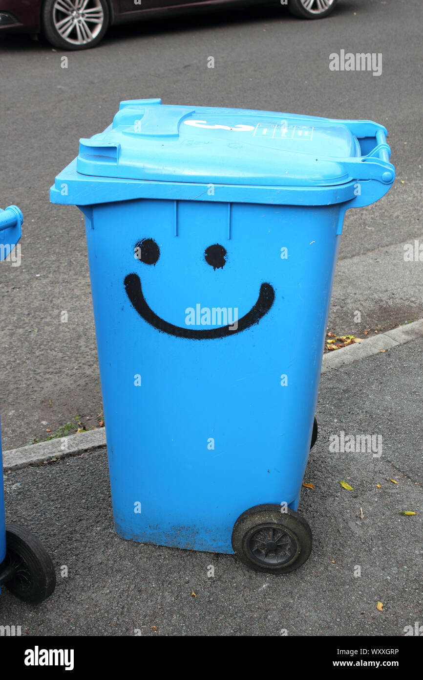 Line drawing recycling bin hi-res stock photography and images - Alamy