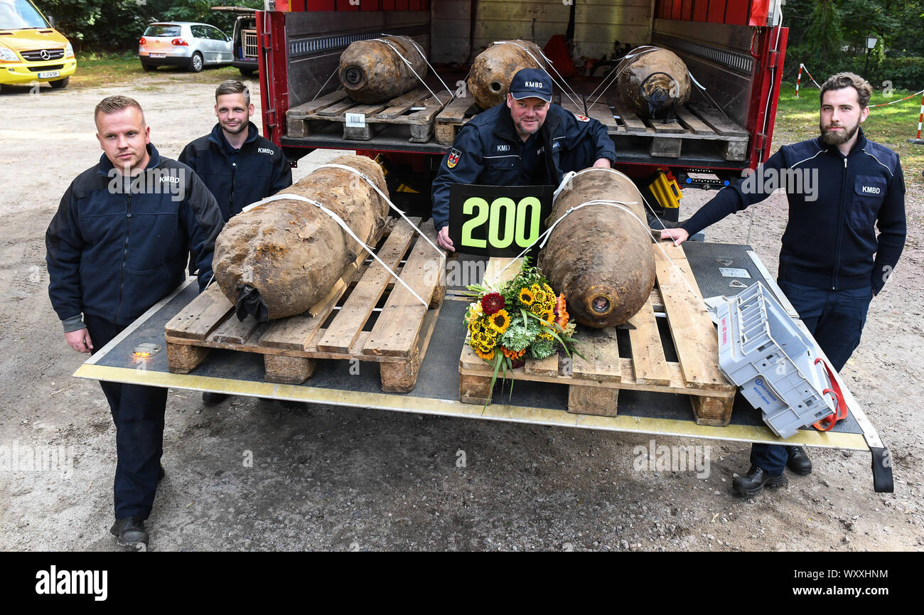 Defusing explosives hi-res stock photography and images - Alamy