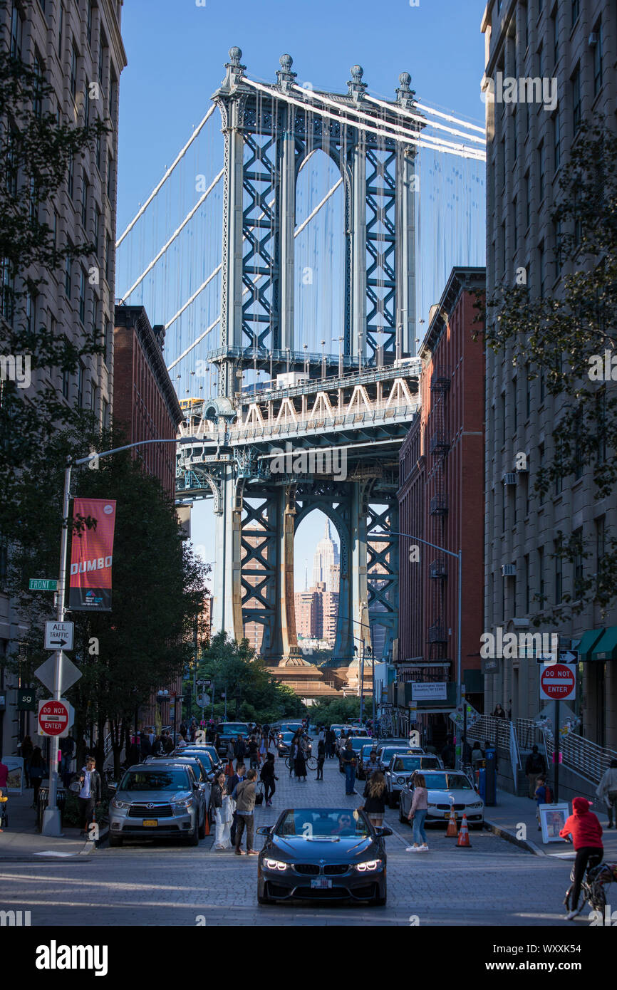 Manhattan Bridge viewed from DUMBO neighbourhood (down under the ...