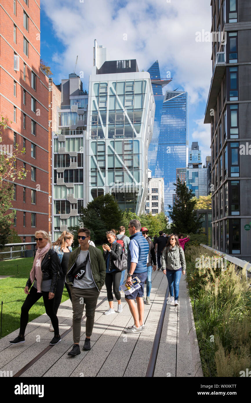 Tourists and disused train tracks on The High Line elevated park ...