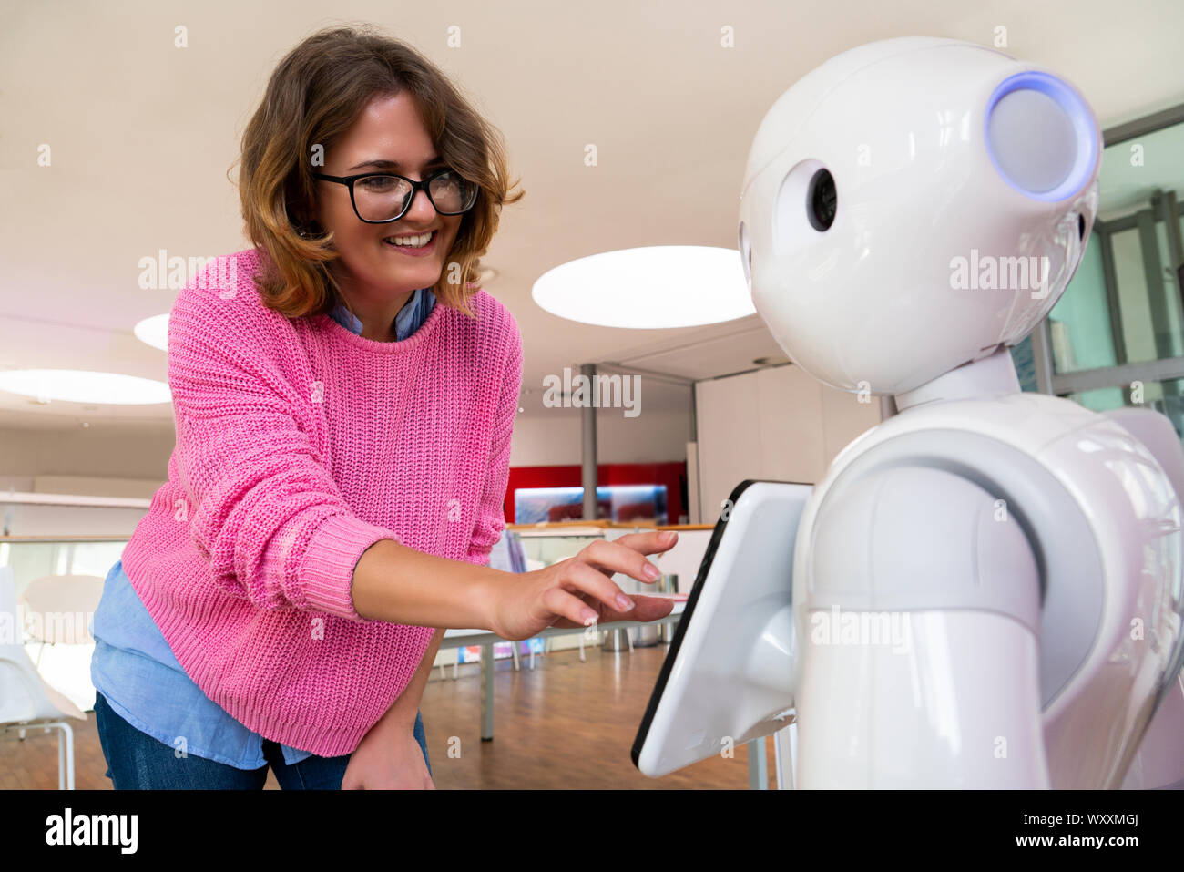 Artificial intelligence woman hi-res stock photography and images - Alamy