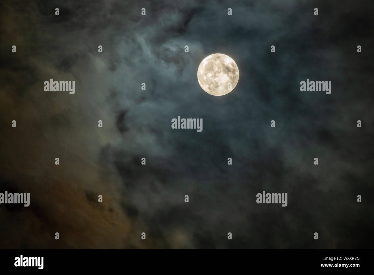 Night sky clouds hi-res stock photography and images - Alamy