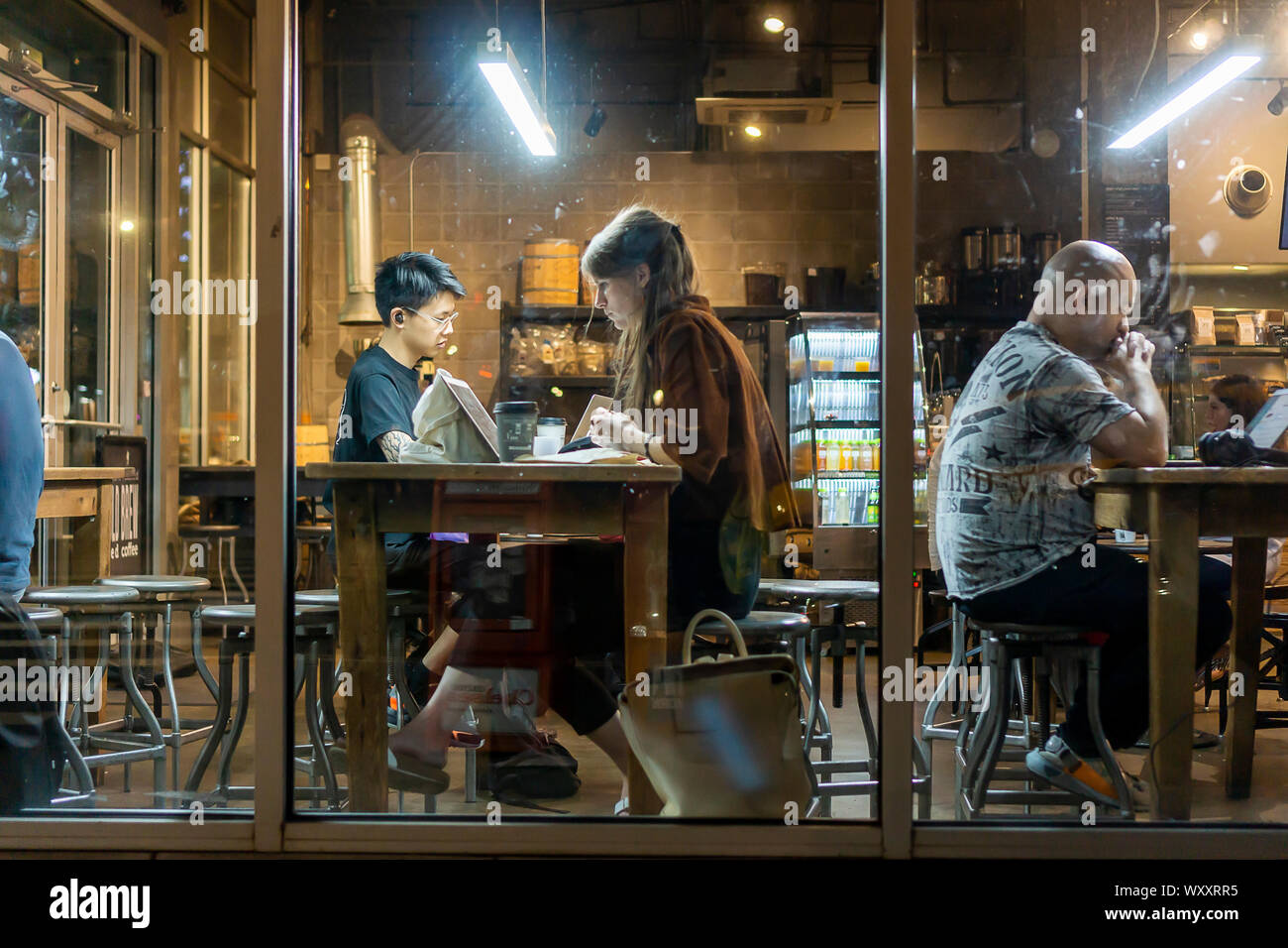 Communal work space hi-res stock photography and images - Alamy