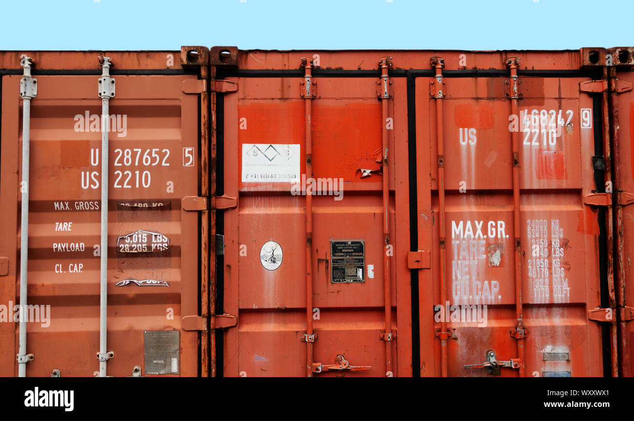 Shipping containers in a line hi-res stock photography and images - Alamy