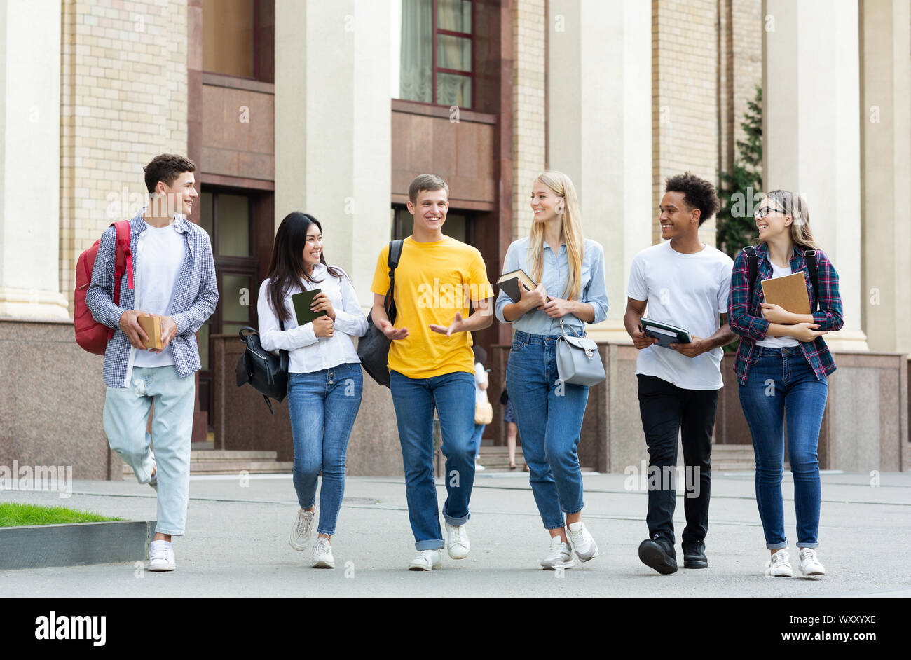 Girls boys outside talking hi-res stock photography and images - Alamy