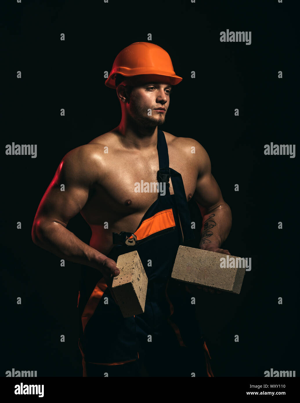 Muscular craftsman hi-res stock photography and images - Alamy