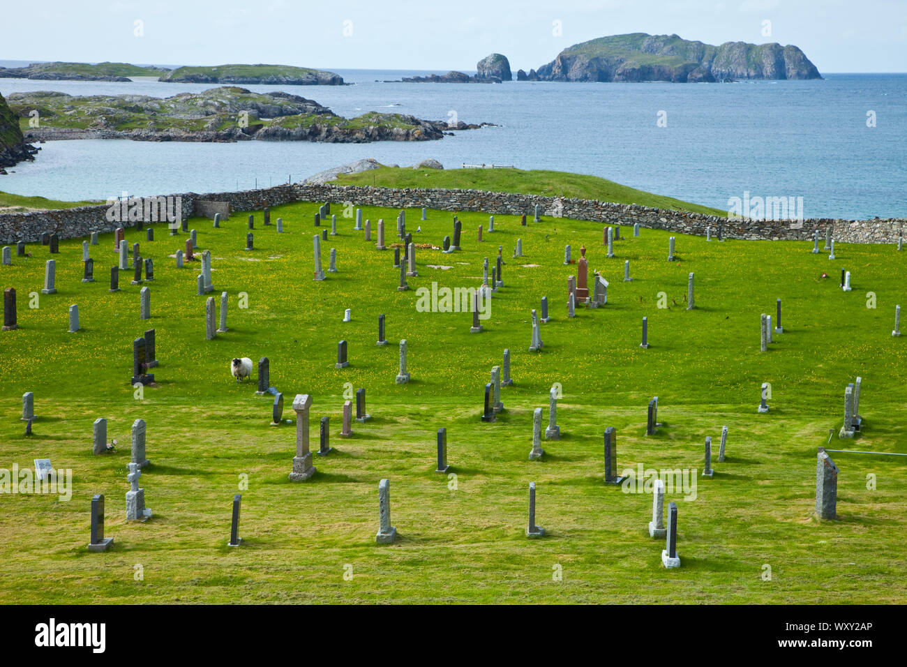 Cementerio junto a playa Bostadh (Cemetery nearby Bostadh Beach). Great ...