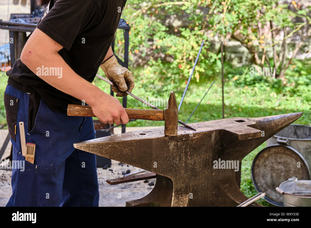 Blacksmith and anvil hi-res stock photography and images - Alamy