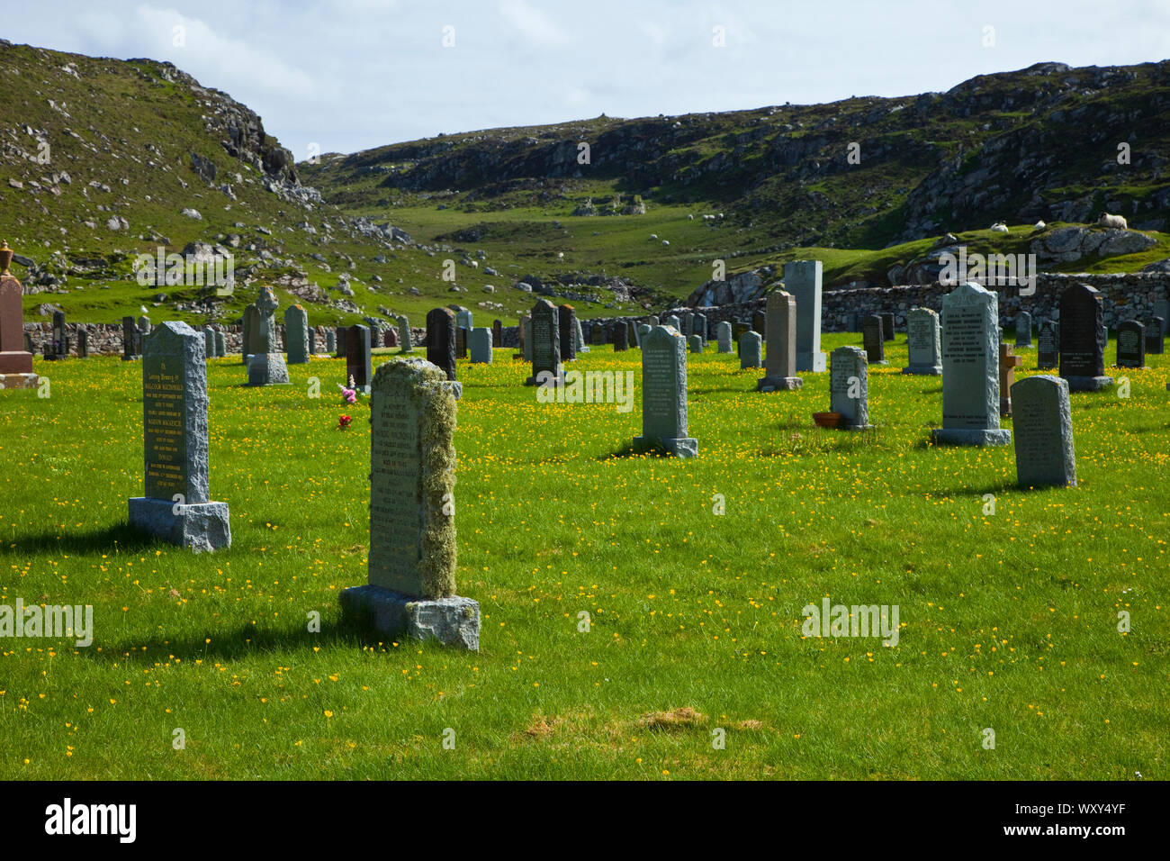 Cementerio junto a playa Bostadh (Cemetery nearby Bostadh Beach). Great ...
