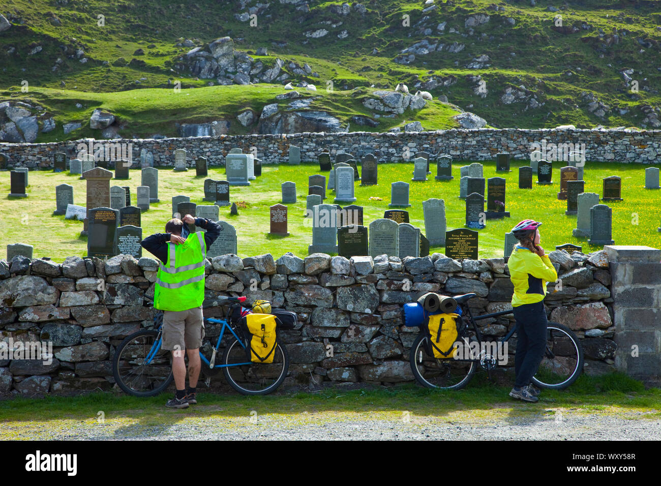 Cicloturismo y cementerio junto a playa Bostadh (Cycling and cemetery ...
