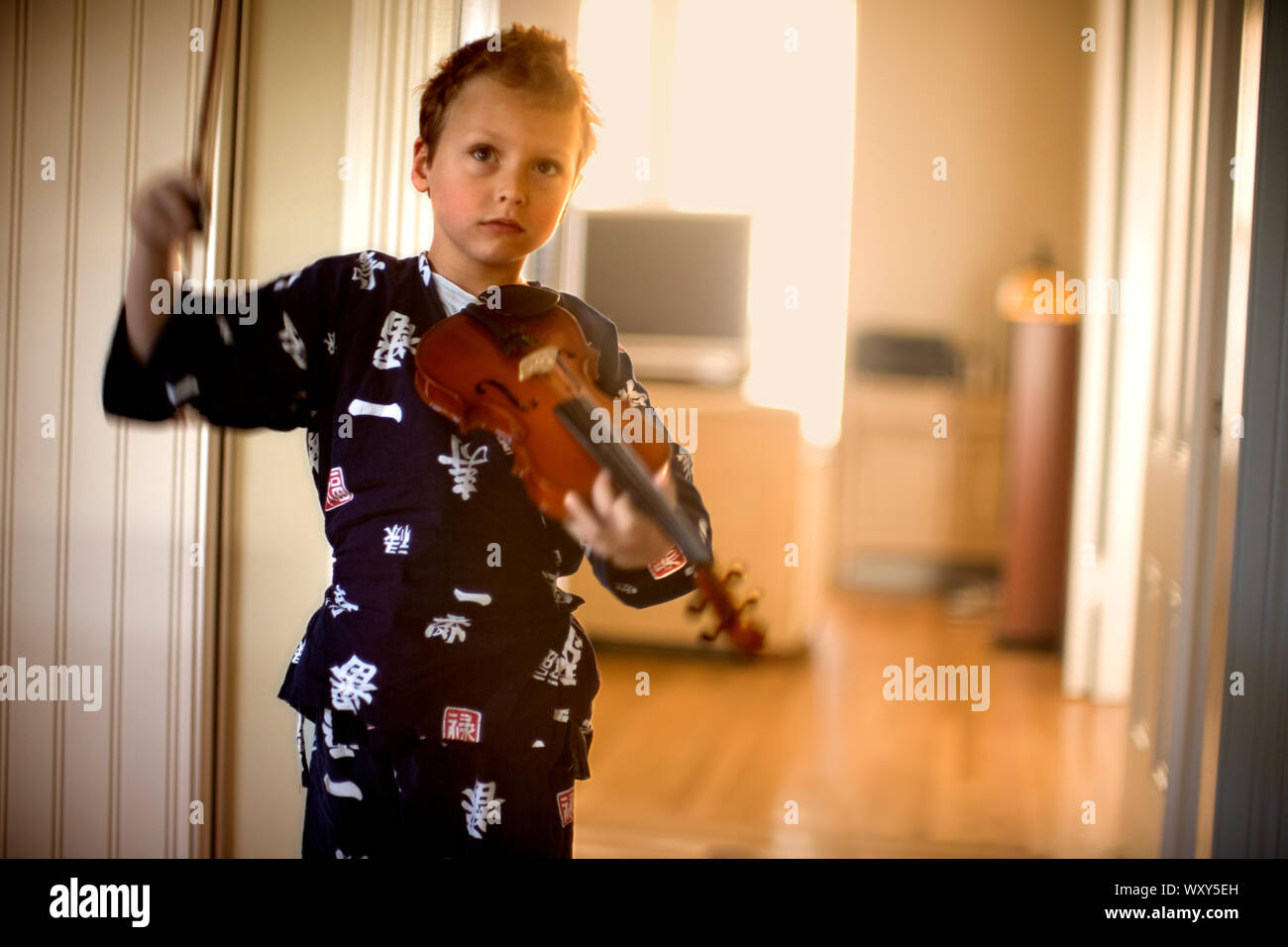 Child playing violin Stock Photo - Alamy