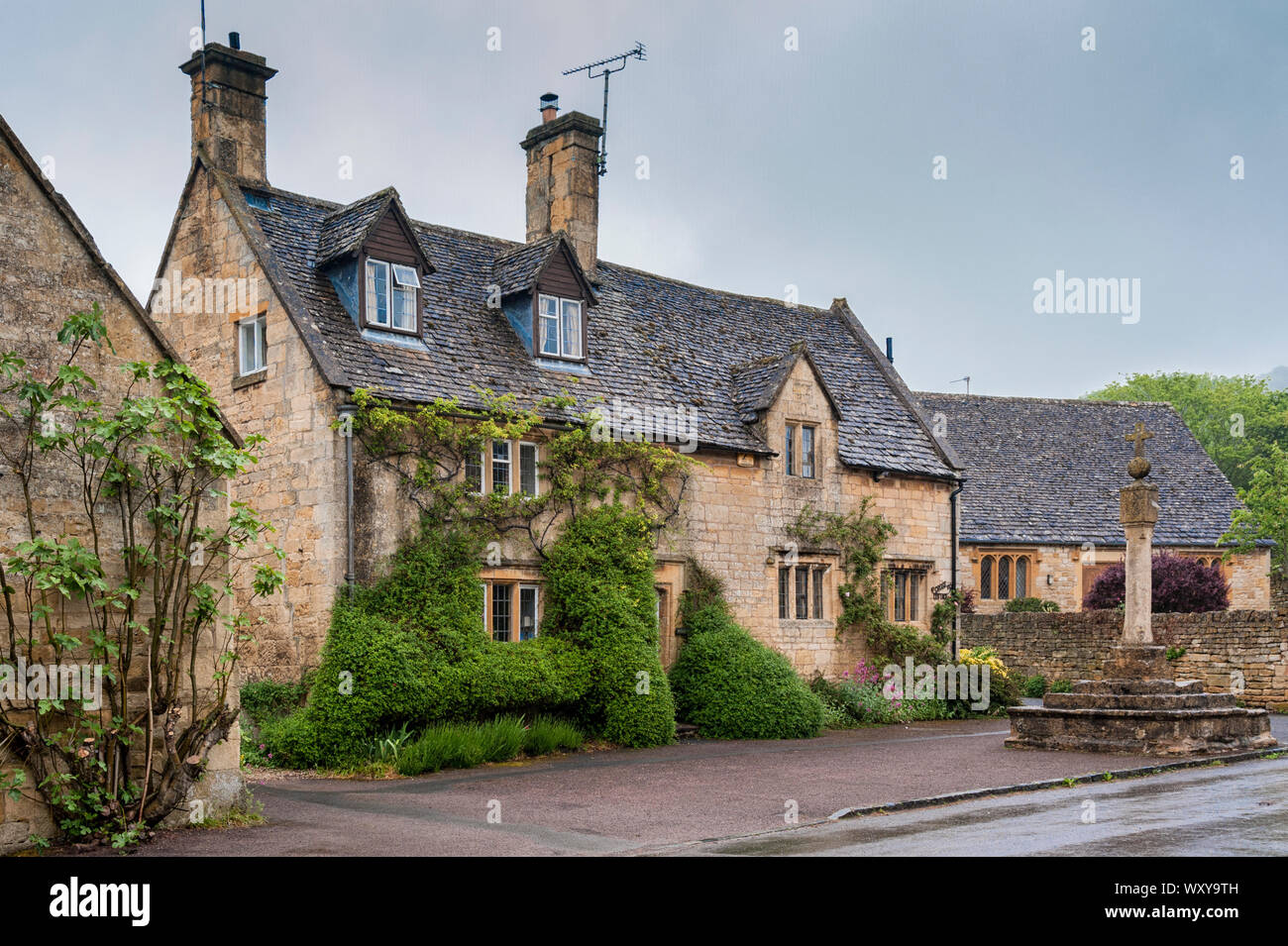 Jacobean manor houses cotswolds hi-res stock photography and images - Alamy