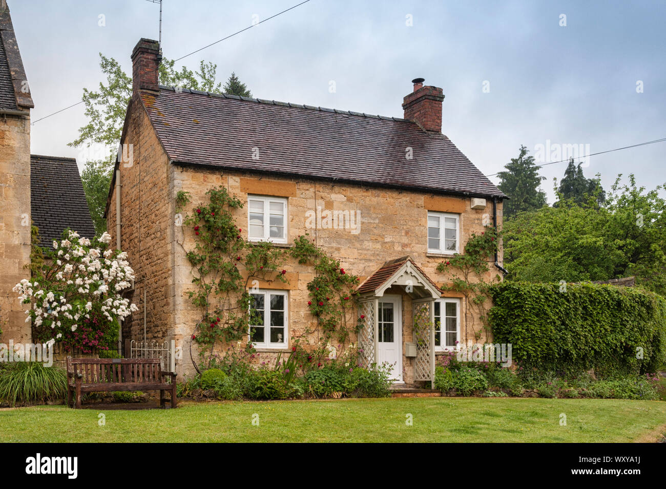 Jacobean manor houses cotswolds hi-res stock photography and images - Alamy