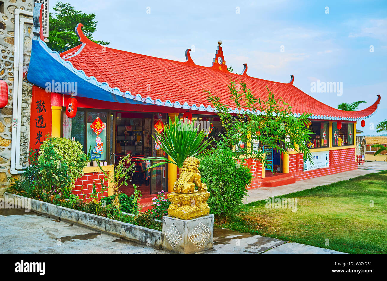 Sweeping roof hi-res stock photography and images - Alamy