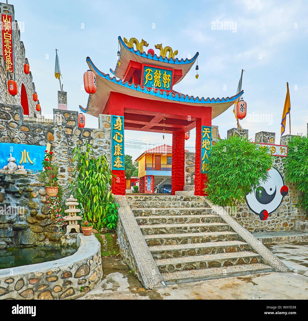 Sweeping roof hi-res stock photography and images - Alamy