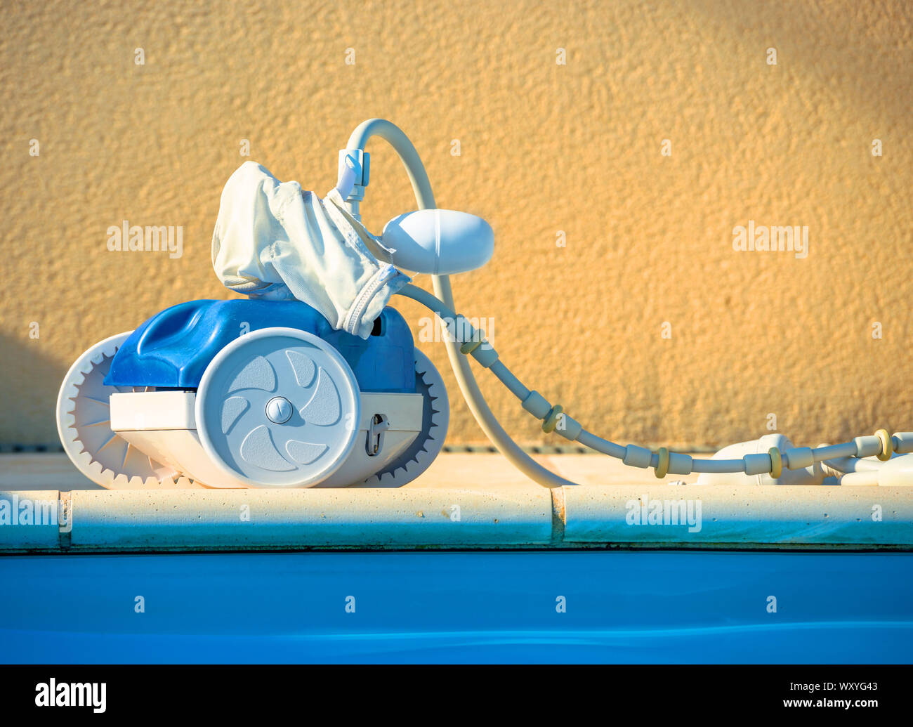 Water filtration robot hi-res stock photography and images - Alamy