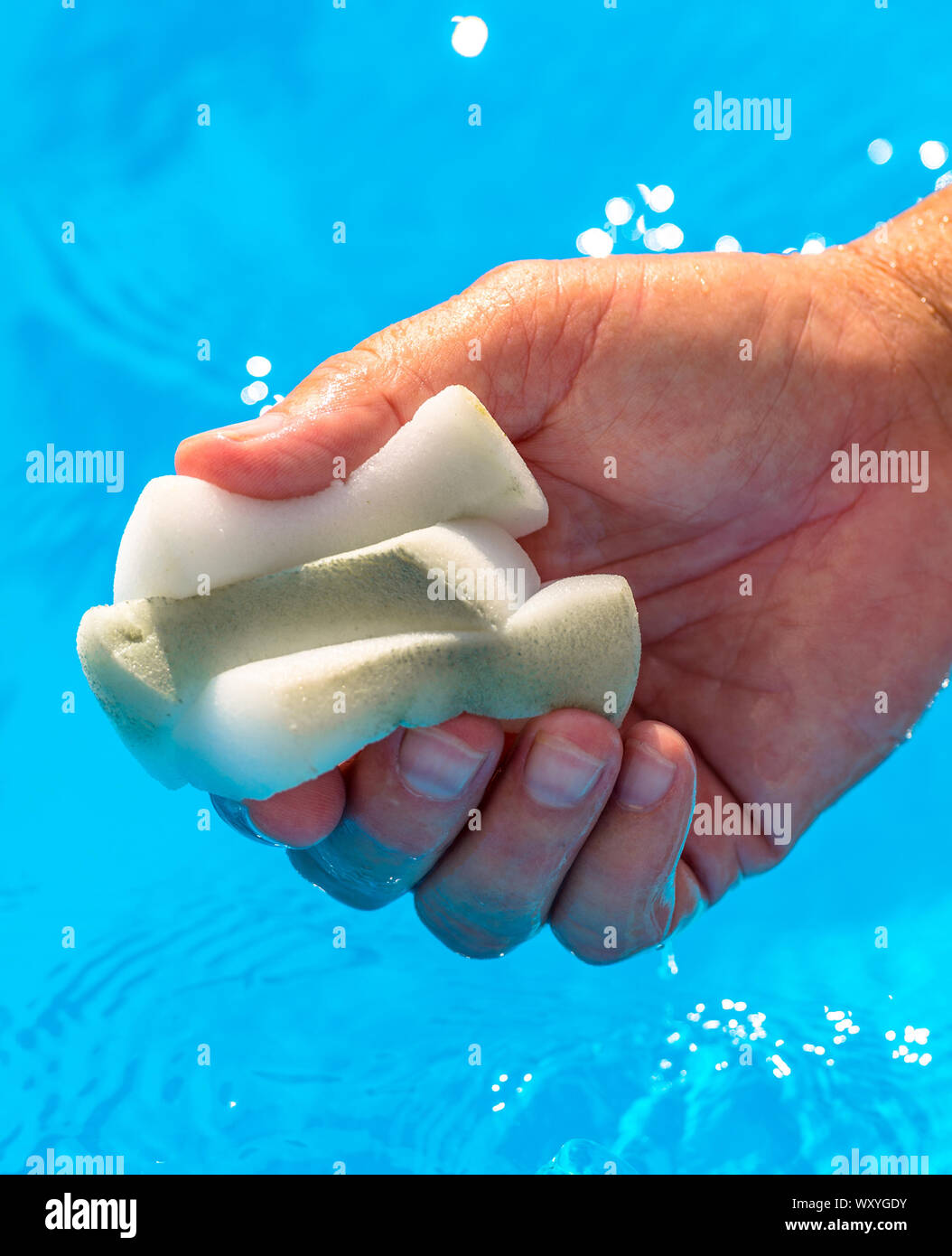 Clean the water line of a pool Stock Photo - Alamy